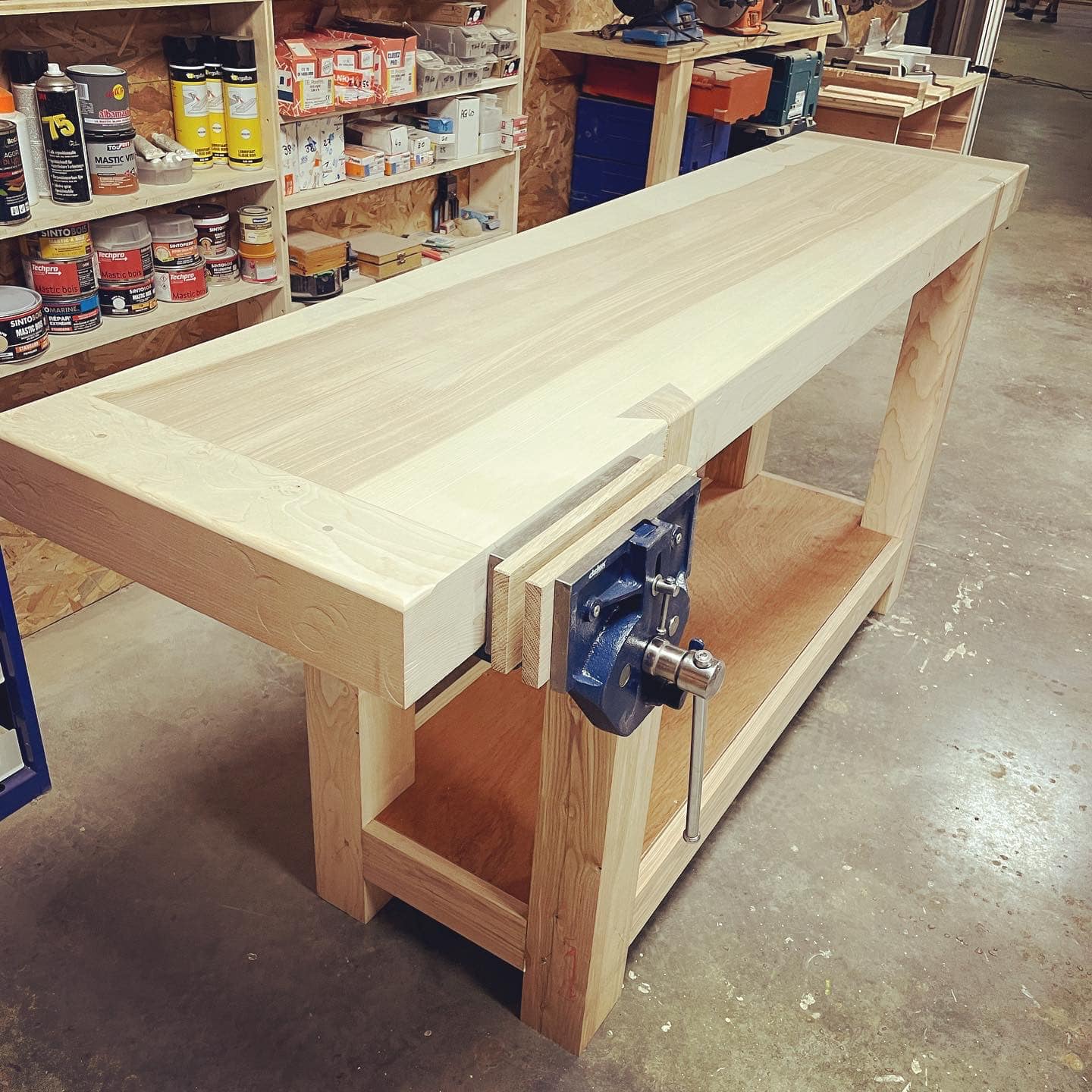 Fabrication d'un établi en bois à Sigoulès